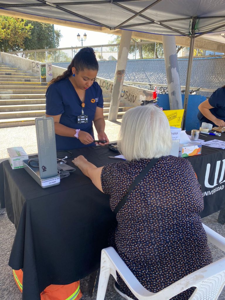Carrera de Enfermería de Campus Maipú colabora con un stand de control ...