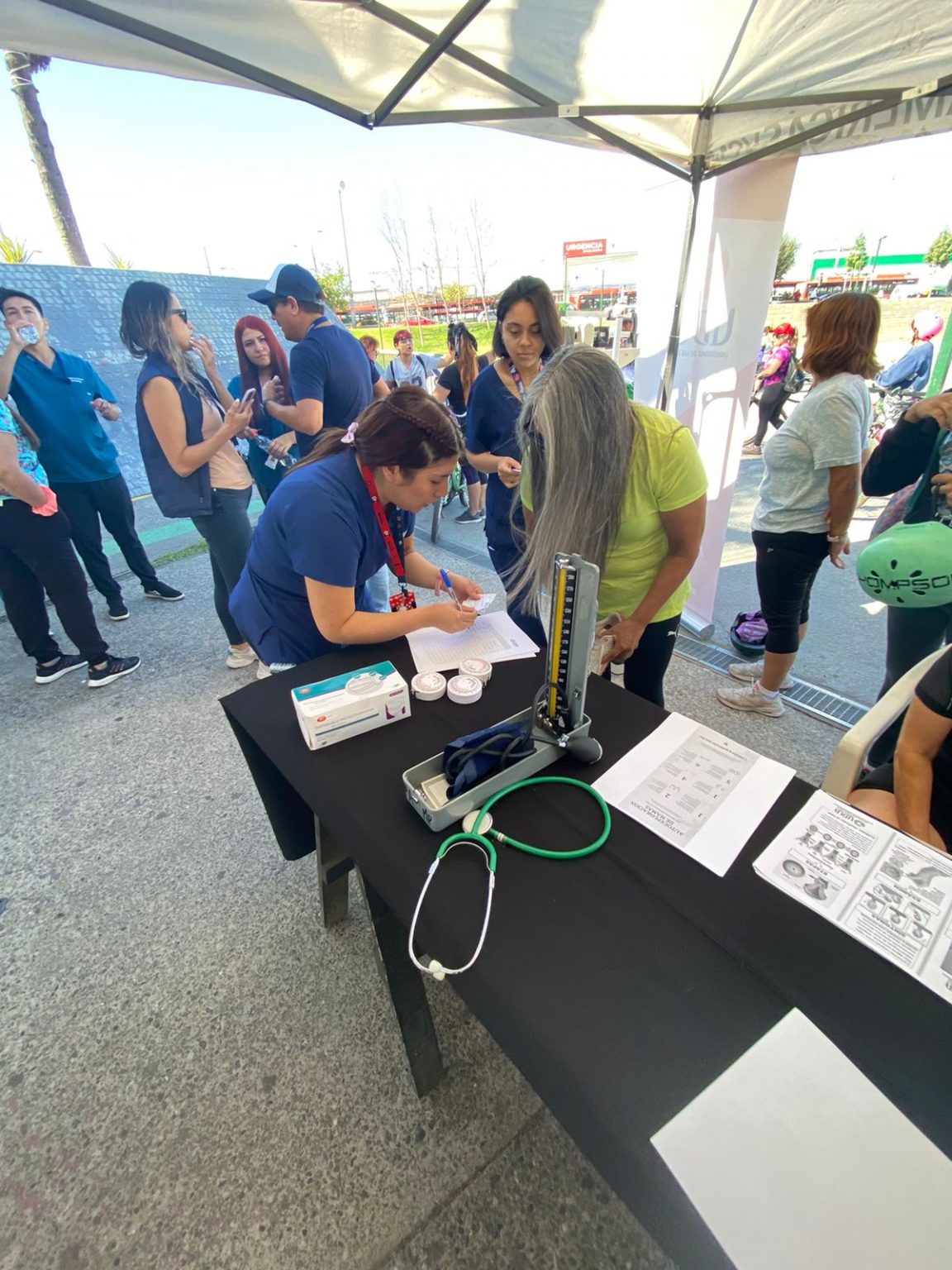 Carrera de Enfermería de Campus Maipú colabora con un stand de control ...
