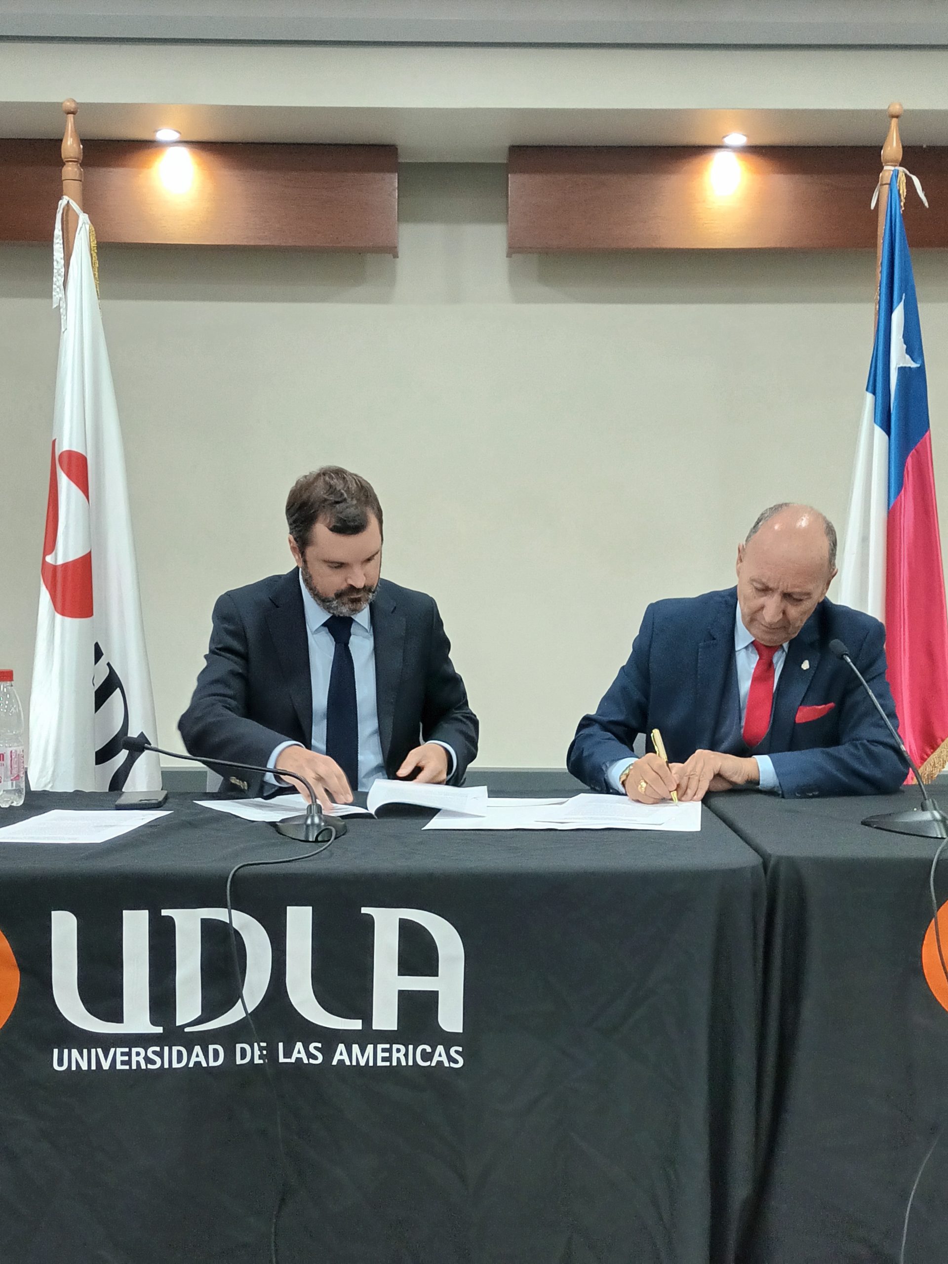 Académicos de Derecho postulan a Doctorado Internacional tras convenio entre UDLA y Universidad ...