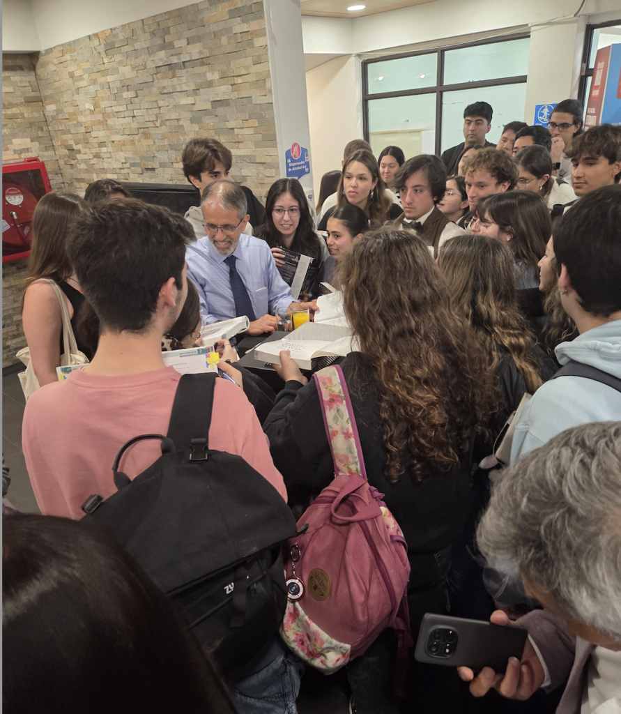 Estudiantes y académicos de UDLA se reúnen con el ilustrador del Atlas ...